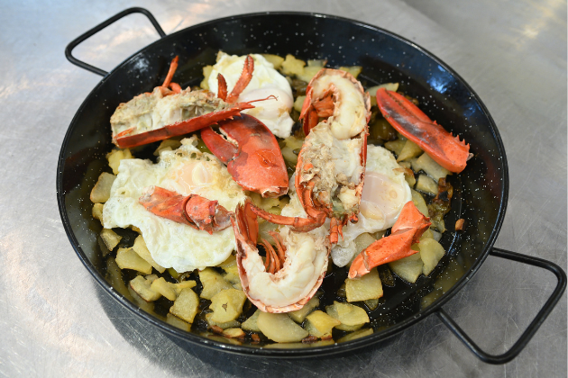 Bogavante a la formenterana con patatas caseras y huevos fritos ...