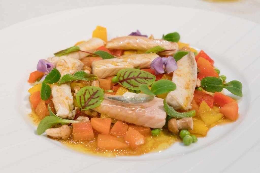 Lomos de verdel asados sobre verduras al dente | Gastronosfera