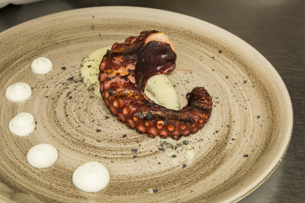 Pulpo a la brasa con ajada de verduras, parmentier de patata y allioli | Gastronosfera