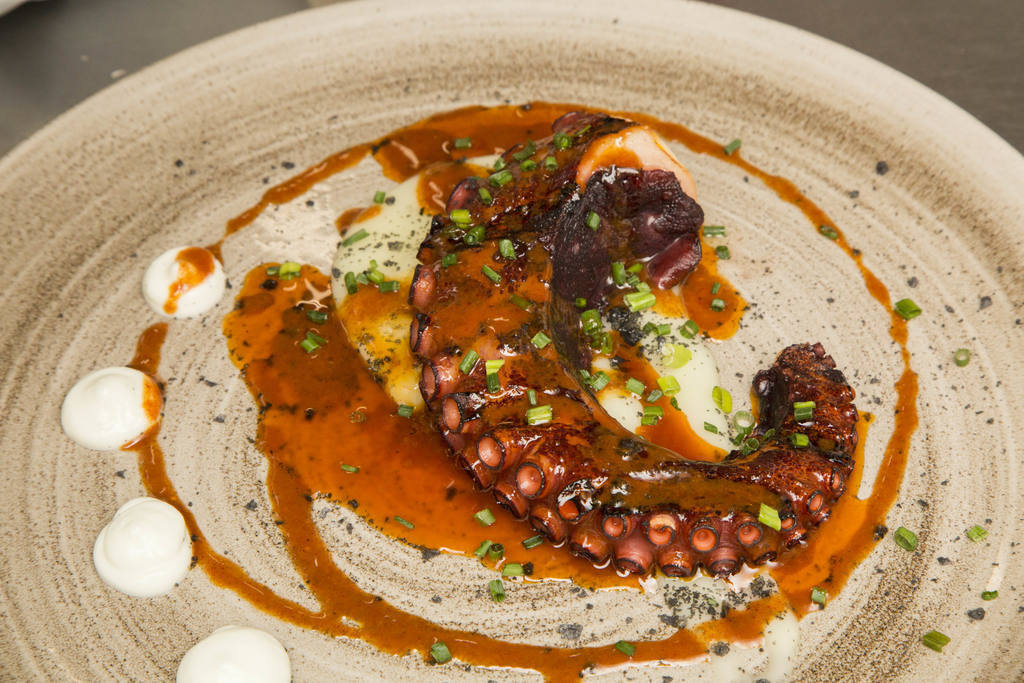 Pulpo a la brasa con ajada de verduras, parmentier de patata y allioli | Gastronosfera