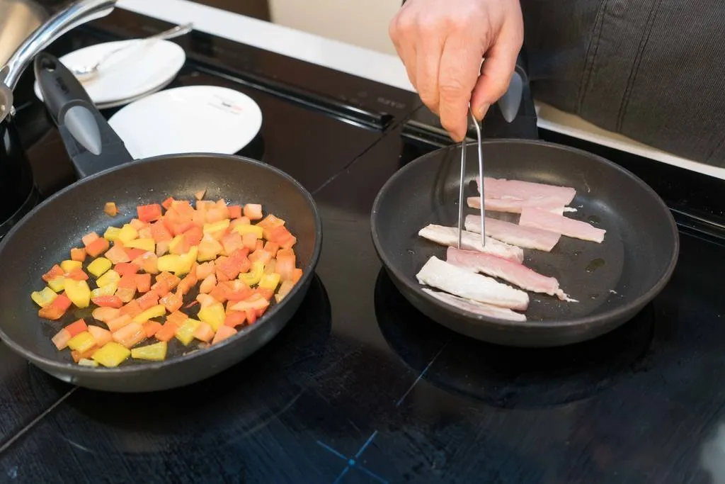 Lomos de verdel asados sobre verduras al dente | Gastronosfera