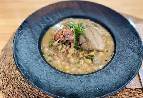 Pochas con conejo y setas de The Hook | Gastronosfera