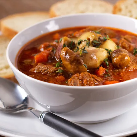 Cómo hacer carne goulash, el tradicional guiso húngaro | Gastronosfera